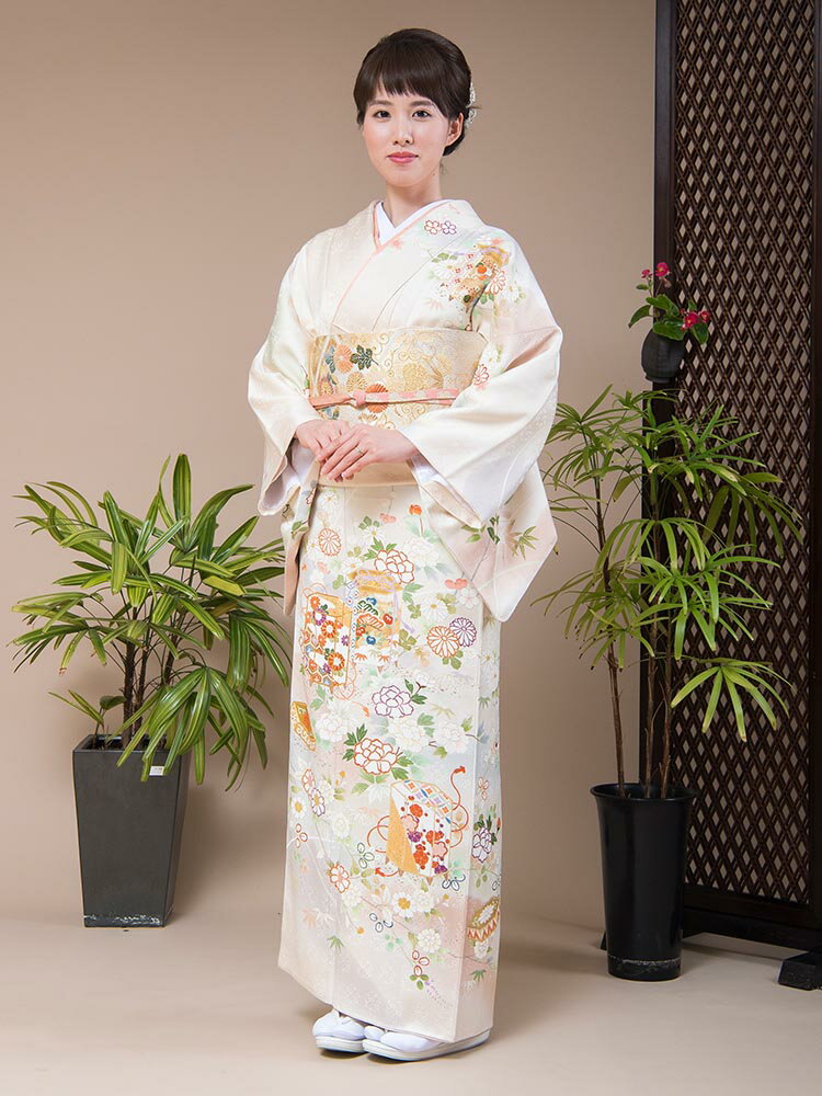 ※通常はご予約日から前後10日間空きがございましたらご利用いただけます。年末年始、GW、夏季休業期間近くのご利用の場合はお問合せください。 この着物について 10月〜5月までお召いただける訪問着です。クリーム系の地色に、貝桶など古典柄が華や...