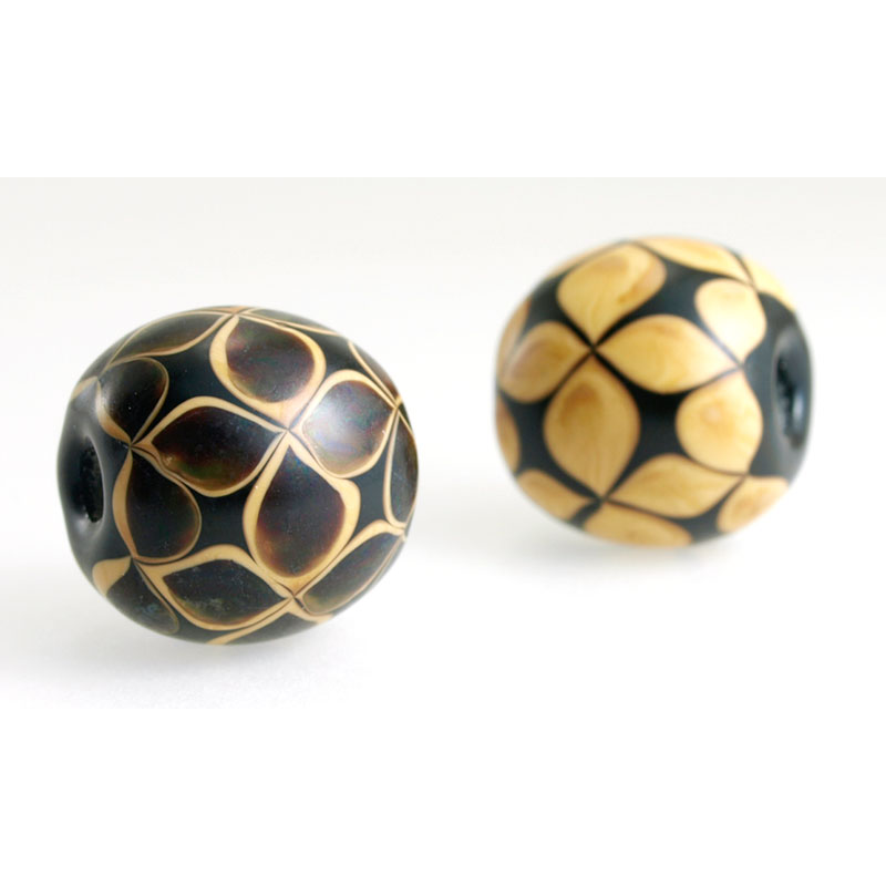 商品説明 1つ1つ職人が手作りした、ガラスビーズ（とんぼ玉）です。 穴にひもやゴムなどを通して、ハンドメイドアクセサリーのビーズパーツとしてご利用ください。きなりがらすのとんぼ玉は商用利用も可能です。手作り市や手作りサイトの出品にお使いいた...