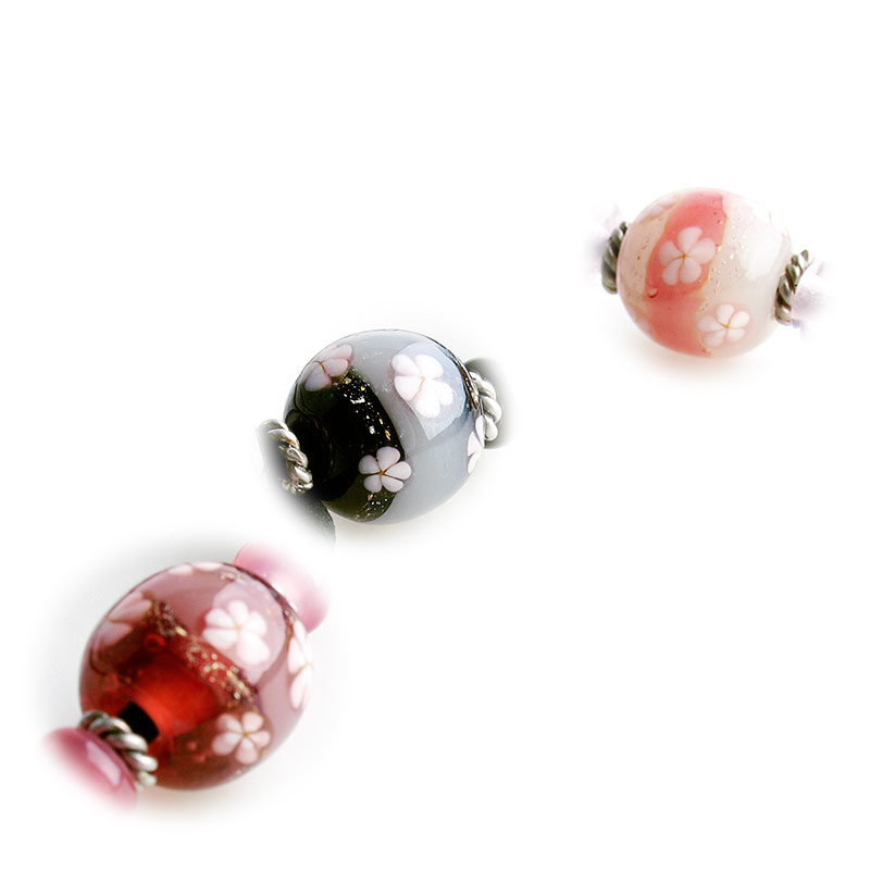 商品説明 1つ1つ職人が手作りした、ガラスビーズ（とんぼ玉）です。 穴にひもやゴムなどを通して、ハンドメイドアクセサリーのビーズパーツとしてご利用ください。きなりがらすのとんぼ玉は商用利用も可能です。手作り市や手作りサイトの出品にお使いいた...
