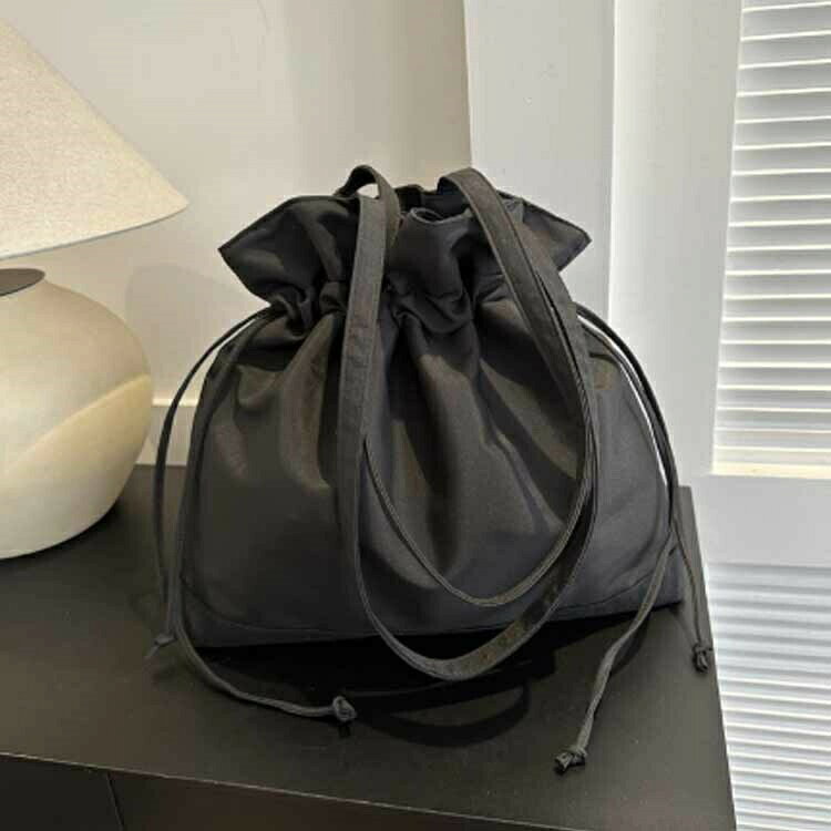 シンプルで高級感のある大人顔な2WAY巾着ショルダ一バッグ。スタイリングしやすく持つだけでトレンド感をプラスしてくれます。幅広マチで収納力もしっかりの優れもの!大人可愛い、落ち着きのある上品なカラ一リングもポイントサイズF上幅44.5cm ...