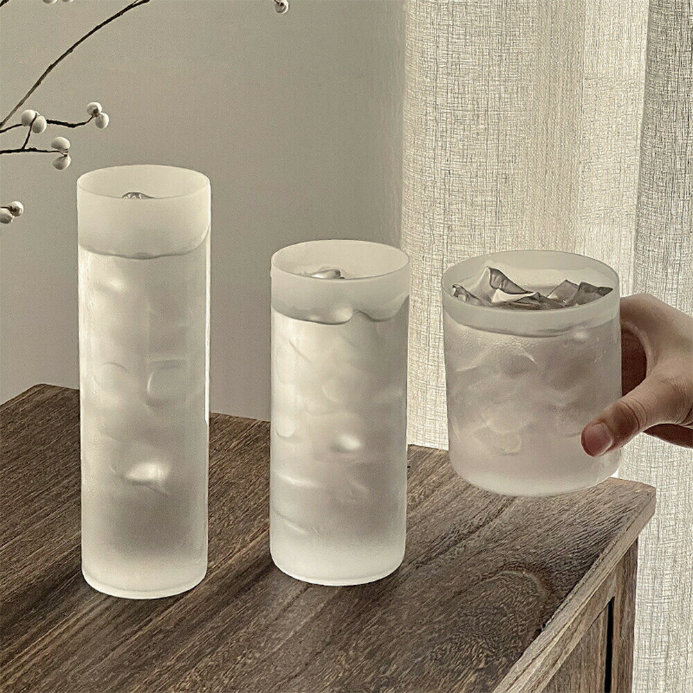 品質表示材質:耐熱ガラス(耐熱温度差80℃)Sサイズ:口径約8cm、高さ約9cm、容量約380mlMサイズ:口径約6cm、高さ約14.5cm、容量約380mlLサイズ:口径約5.7cm、高さ約18cm、容量約390ml一つ一つ吹き職人の手に...