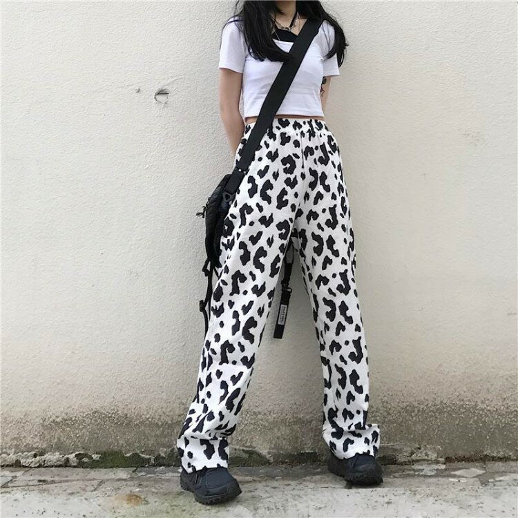 コーディネートのアクセントにぴったりの牛柄パンツ♪モノトーンの比較的落ち着いたカラーなので、柄物初心者の方も取り入れやすいです☆【カラー】ホワイト×ブラック【サイズ】Sパンツ丈:97cmウエスト:58-68cmヒップ:108cm裾幅:41c...