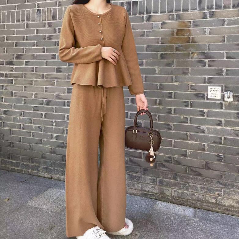 商品名 セットアップ カラー （写真参考） ※ モニターの発色の具合により実際の商品と色が異なる場合がございます。 サイズ セーター： F：バスト100cm　肩幅57m　袖長44cm　着丈60cm スカート： F：ウエスト66-80cm　パ...