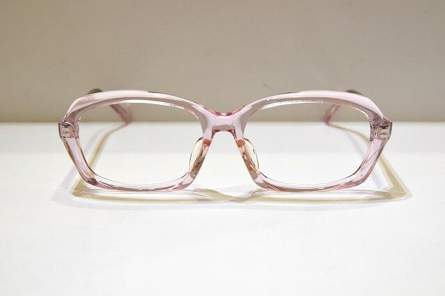 「Rosette(ロゼット)QUEEN 1 PEE」のヴィンテージメガネフレーム新品です。 近年ほとんど見かけなくなったピンク色の生地を使用したかわいいメガネフレームです。 遠近両用レンズ対応フレームです。 レンズサイズ50mm、鼻幅15m...
