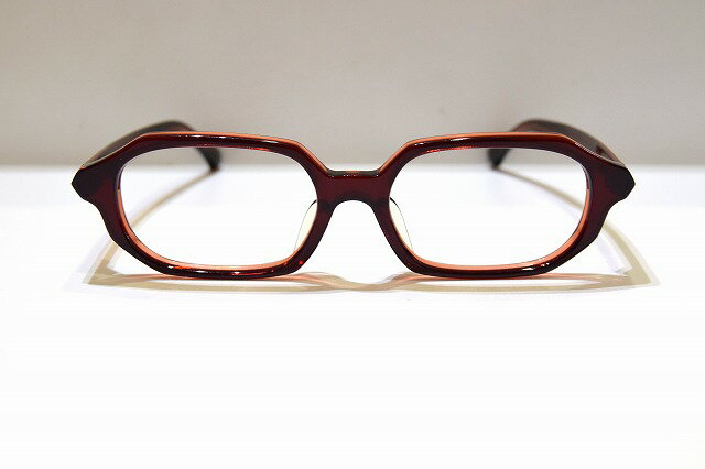 「SCUDERIA(スクーデリア)101? col.5」のヴィンテージメガネフレーム新品です。 25年ほど前に日本国内で職人によって手作りされたメガネフレームです。 エッジを利かせた力強いデザインのメガネフレームです。 レンズサイズ49mm...