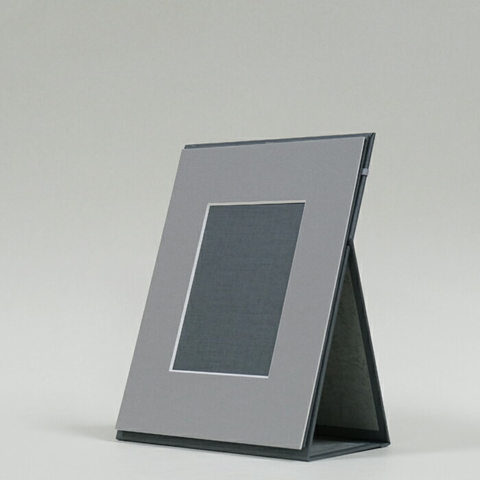 表紙外寸278×218mm 抜き内寸155×110mm(2Lサイズ用) 中枠は高級感のあるVカットマットを使用 住宅事情やお仏壇の小型化で普段大きな遺影写真を飾れないケースが増えてきています。 普段はそっとしまっておいて、法事などの折々にだ...