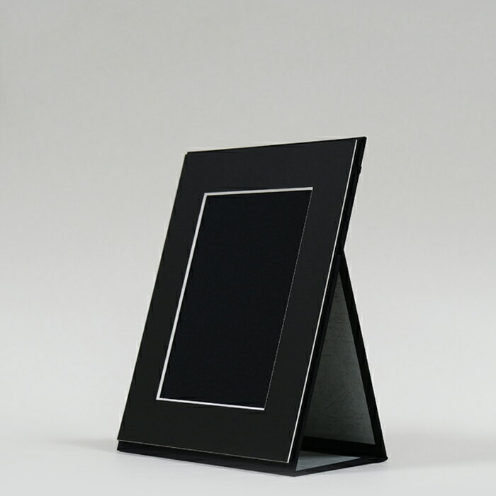 表紙外寸278×218mm 抜き内寸188×130mm(8切サイズ用) 中枠は高級感のあるVカットマットを使用 住宅事情やお仏壇の小型化で普段大きな遺影写真を飾れないケースが増えてきています。 普段はそっとしまっておいて、法事などの折々にだ...