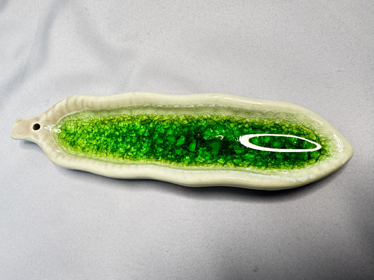 商品情報商品の特徴タイの三大陶磁器としてのセラドン焼き。セラドン焼きは、タイ北部チェンマイで作られている陶磁器です。その歴史は15世紀頃が起源だそうで、700年以上伝承されている焼き物なんですね。土や灰に含まれる鉄分が高温・低酸素で焼成され...