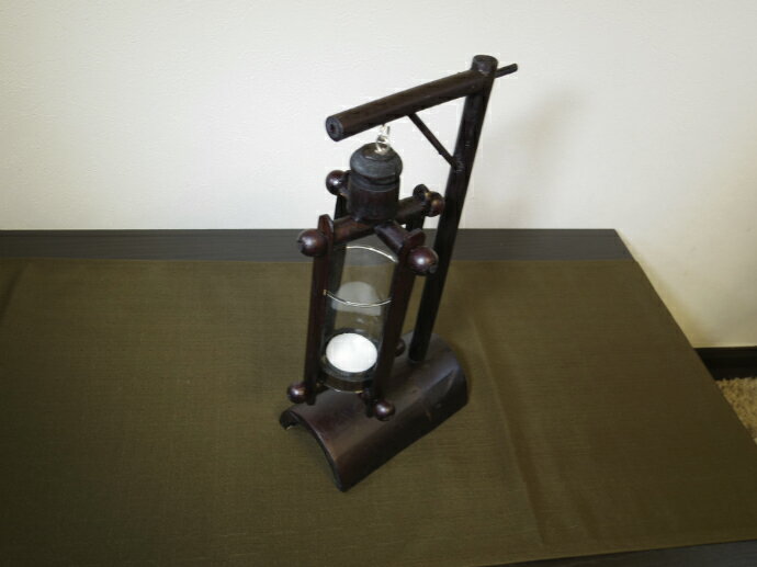 商品詳細 素材 竹　アロマキャンドルベース（スタンド）ガラス サイズ スタンド部分H320mm×奥行155mmホルダー部分90ΦH210mm 特徴 竹で丁寧に作られたアロマキャンドルスタンド（スタンド）です。 注意 形が不揃いの場合がありま...
