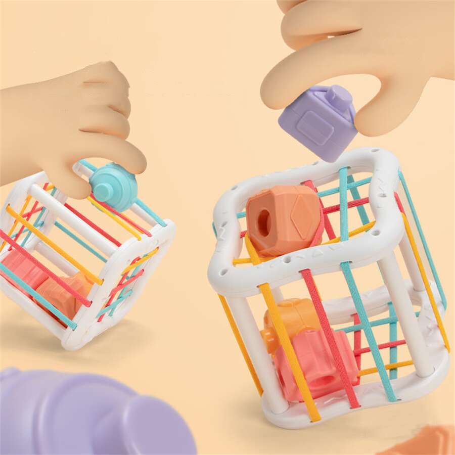 ●商品説明 様々な形をした、6つのカラフルなブロック。ブロックを網にはめると、指先の感覚を育てるだけではなく、一連の出来事を原因と結果としてとらえることで、思考力を養うことができます。色で音で、お子様の五感を刺激し好奇心をかきたてます。はめ...