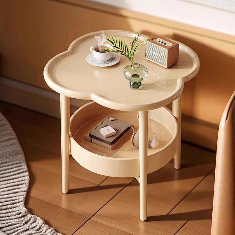 製品説明： この花びら型のコーヒーテーブルは、実用的な家具であるだけでなく、モダンで控えめな高級感を体現した逸品です。クリーム色の配色とユニークな四つ葉のクローバーデザインが、お部屋にエレガントな雰囲気を添えます。リビングルーム、ベッドサイ...