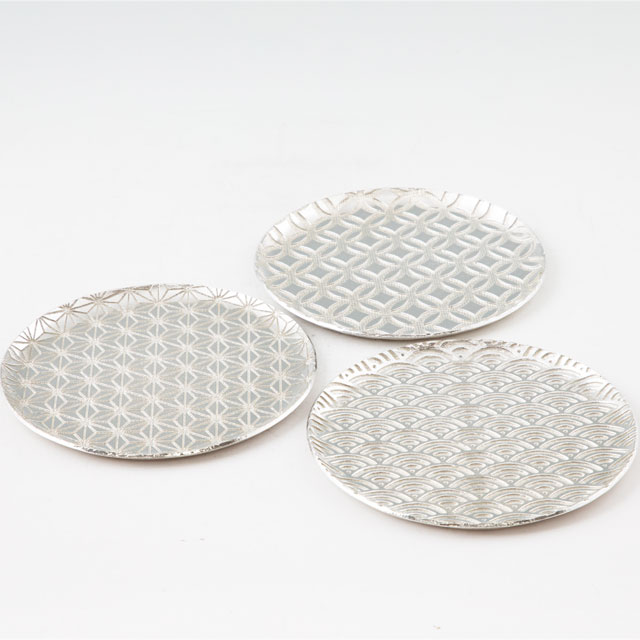 商品詳細 ■商品番号 230512 ■商品種別 薩摩錫器 ■内容量 縦14.5cm×横14.5cm×3枚 ■錫器のお手入れ方法 ・ご使用後は、やわらかいスポンジなどを用いて食器用洗剤で洗ってください。 ・沢が鈍ったときには、半練りの歯磨き粉...