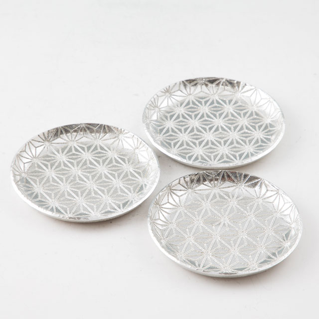 商品詳細 ■商品番号 225228 ■商品種別 薩摩錫器 ■内容量 幅9.5cm×3枚 ■錫器のお手入れ方法 ・ご使用後は、やわらかいスポンジなどを用いて食器用洗剤で洗ってください。 ・沢が鈍ったときには、半練りの歯磨き粉を水でとき、柔らか...