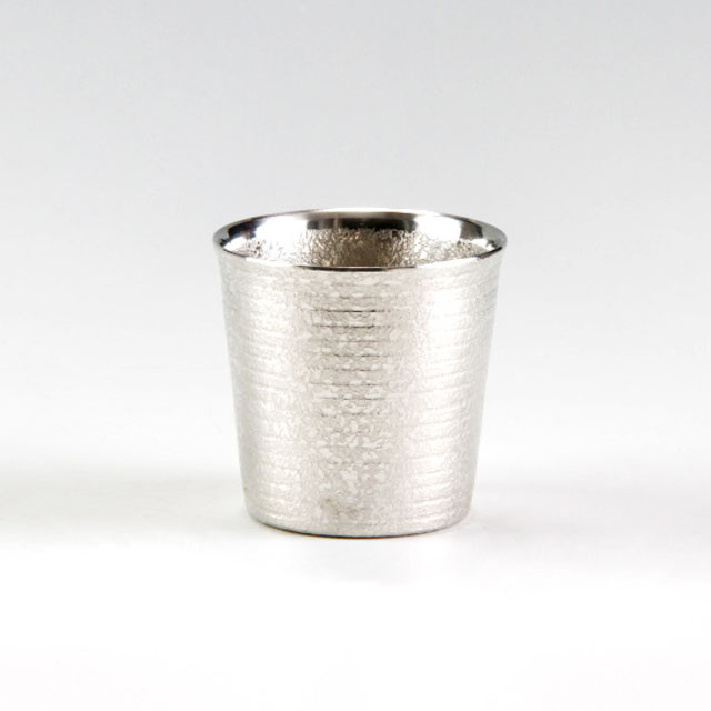 商品詳細 ■商品番号 196945 ■商品種別 薩摩錫器 ■内容量 6.2φ×6H×110ml ■錫器のお手入れ方法 ・ご使用後は、やわらかいスポンジなどを用いて食器用洗剤で洗ってください。 ・沢が鈍ったときには、半練りの歯磨き粉を水でとき...