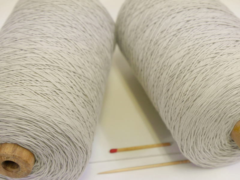 細い番手の綿糸をたくさん撚り合わせて扱いやすい太さにした綿糸です。 60番手という細さは質の良い原料でなければ作れませんので、番手だけでもその質の良さがわかります。 その60番手の綿糸を2本しっかりめに撚り合わせたもの（この時点で60／2）...