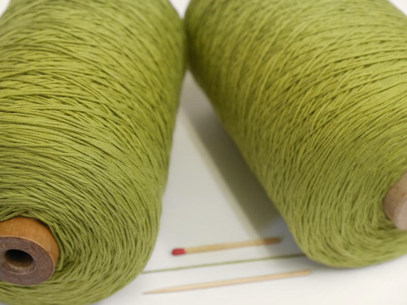 細い番手の綿糸をたくさん撚り合わせて扱いやすい太さにした綿糸です。 60番手という細さは質の良い原料でなければ作れませんので、番手だけでもその質の良さがわかります。 その60番手の綿糸を2本しっかりめに撚り合わせたもの（この時点で60／2）...