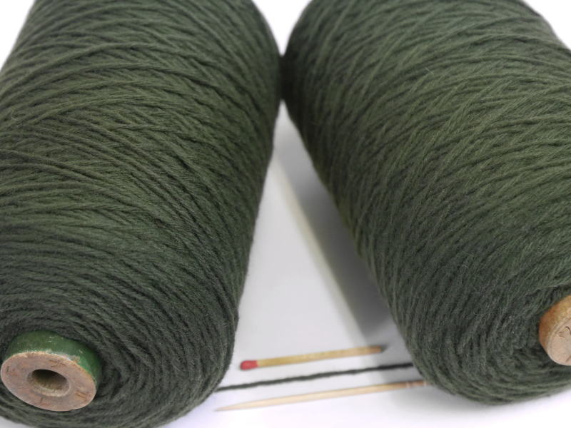 カシミアの入った軽くふっくらとした毛糸のご紹介です。 さらっとした肌ざわりで素朴な風合いを楽しんでいただけると思います。 マフラーやショールなどお肌に直接触れる作品からセーター、カーディガンなどの衣類までいろいろとご検討ください。 素材：カ...