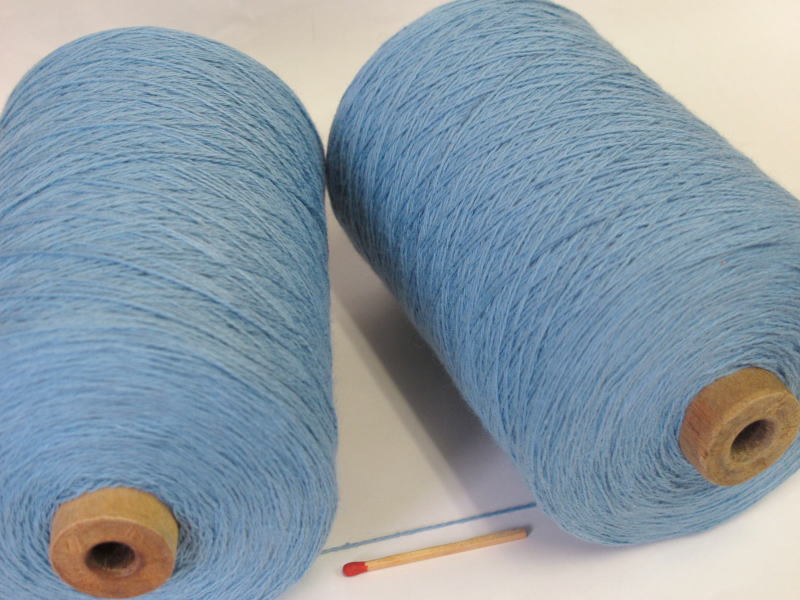藍染の糸を使ってみたいけど、なかなか染める時間がなくて…という方や、化学染めの糸もいいけど、天然染料の糸も一度使ってみたいわ…という方必見です！ ぜひ一度お試しください。 綿100％で色は濃いめ、中間、うすめとご用意しております。 藍染の糸...