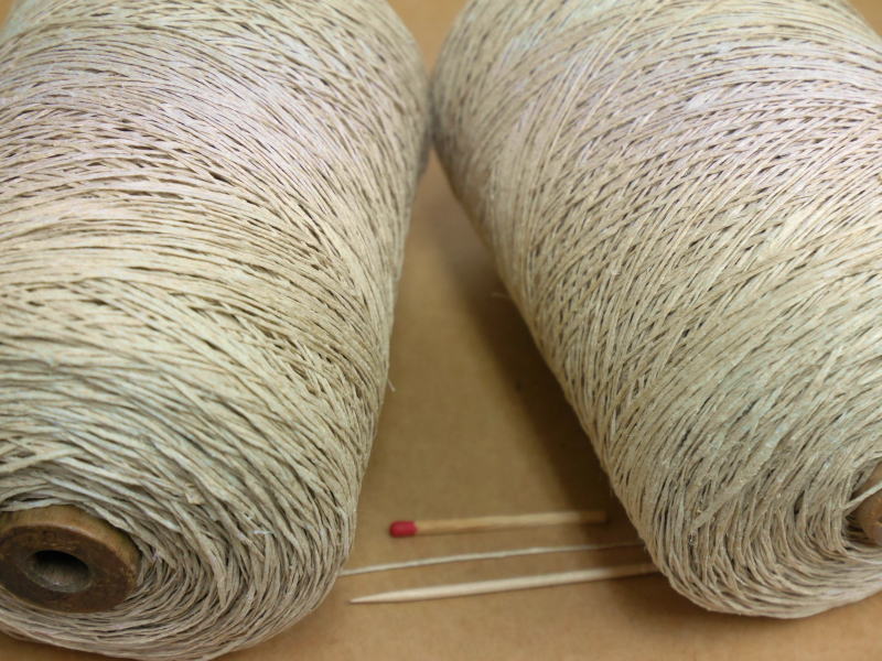 いろいろな太さの麻糸を取り揃えていますので用途に合わせてお選び下さい。 服地からタペストリー、のれん、マット、テーブルセンター、コースターなどなど麻糸の吸湿性や丈夫さを活かしていろいろ使ってみて下さい。 一般的にリネン（亜麻）は冷たく張りの...