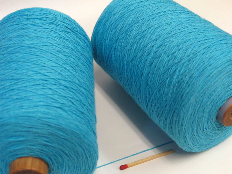 綿糸をお探しの方、これで決まりです！ やわらかくて質の良い綿糸で生成、白糸からはじまり、色糸、カスリ（段染め）まで豊富な色数をご用意しました。 使い勝手の良い糸ですので、お好きな色をお手元に揃えておかれれば皆さんのお役に立ってくれるものと思...