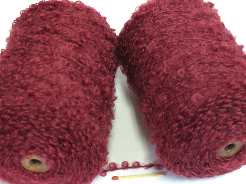 とても肉厚でやわらかい糸ですので、この糸を使って作った作品はふんわりとした厚みができ、マフラーやショールなどに最適です。 私もこの糸でショールを織ってみましたが、とてもやわらかく、ふんわりと暖かいショールができました。 おすすめですよ！ 経...