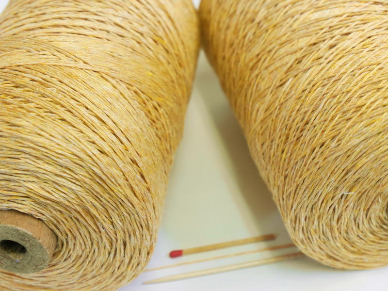 ラミー（苧麻）と並んで麻糸の代表格とも言えるリネン（亜麻）は毛羽が少なく清潔感たっぷりの麻糸です。 リネンはしっかりしたコシがあり、しゃきっとしたさわやかな感触が印象的な清涼感のある糸です。 吸湿性、発散性に優れ、涼しさを感じる麻の特徴を活...