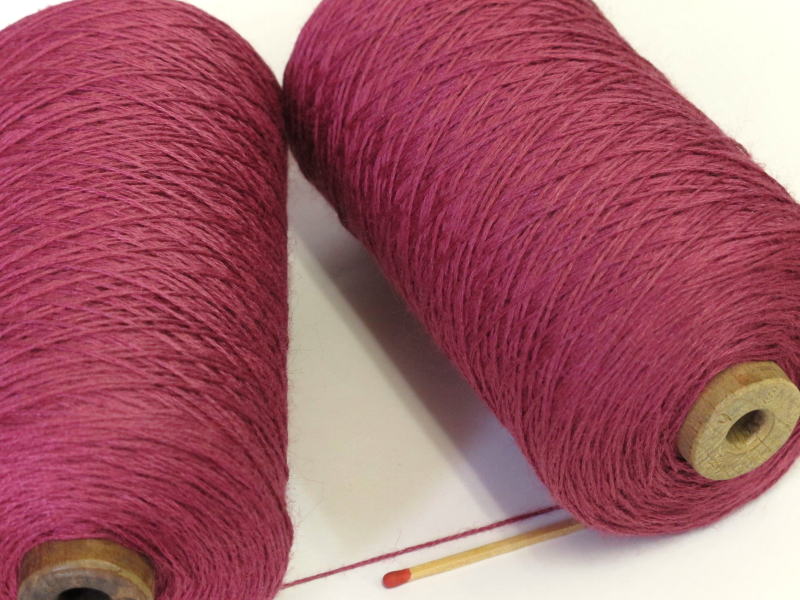 麻と言えばやはり夏の定番でしょうか。 この清涼感となめらかなさわり心地、丈夫さは麻ならでは。 夏物衣料、のれん、タペストリー、マットなどなど夏の身の回りやお部屋にぜひ麻の吸湿性や清涼感を存分に取り入れてください。 こちらの麻糸はラミー（苧麻...