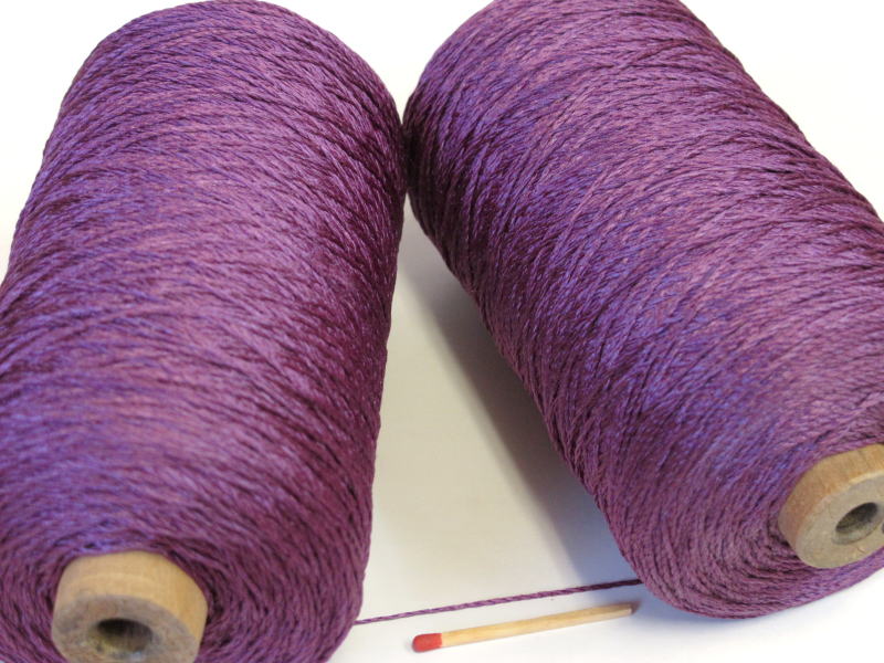 最高級の柞蚕糸（さくさんし）を使ったシルク100％の糸です。 ほのかでやさしい上品な光沢がなんとも言えない、とてもやわらかい糸です。 経糸にもヨコ糸にも、もちろんお使いいただけます。 この糸だけでもすばらしい作品ができると思いますが、同じ柞...