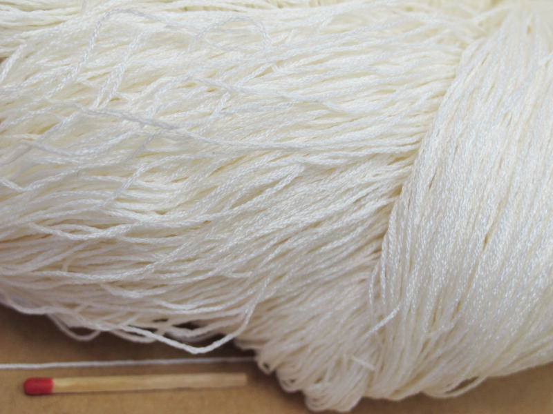 シルク100％でショールやストール、服地はもちろん、つるつるすべったりすることもありませんので裂織の経糸にもおすすめしています。 白（精練済）から単色、カスリ（段染め）とシリーズ化していますので、ご自分で染められる方から同じ糸でいろいろな色...