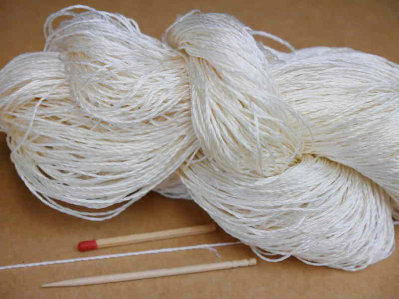 正絹（もちろんシルク100％）で作られた「むすび糸」と呼ばれる糸です。 1本の糸をわざわざ切り、再度人の手で手間ひまかけてひとつひとつ結んでわざわざ結び目を作って糸にしてありますので、その結び目がぴょこぴょこと出ています。 どうしてそんな面...