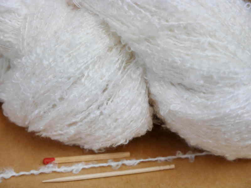 シルク100％のくちゅくちゅした変化のある糸です。 ふっくらとしてやわらかな手触りで、わたのような軽さバツグンの糸です。 マフラーやショールなど、首まわりを彩る作品にお使い頂ければ、コーディネートに高級感のあるアクセントを添えてくれると思い...