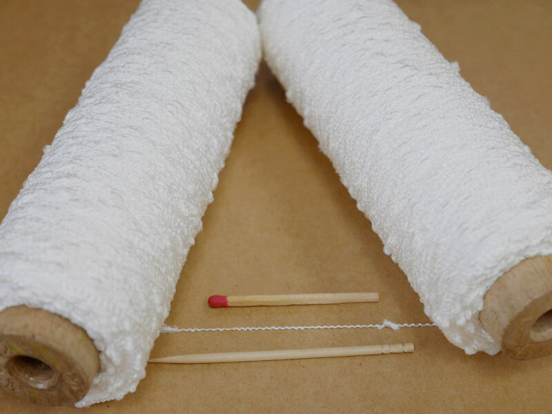 ブークレ調のギザギザした糸に、ところどころ玉（コブ）が出てくるように撚糸加工をした、上品な変化糸です。 お肌への接着面積の少ないブークレ調の糸でさらっとした肌触りの生地に仕上がる中に、アクセントとして玉（コブ）が出てくるシルク100％の変化...