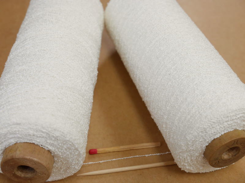 さらっとした爽やかな手触りがとても気持ちの良いシルクの変化糸です。 またギザギザした変化をつけているということは肌への接地面積が小さくなるということですので、夏物衣料などにお使いになると生地が肌にまとわりつきにくくなって涼しくお過ごし頂ける...