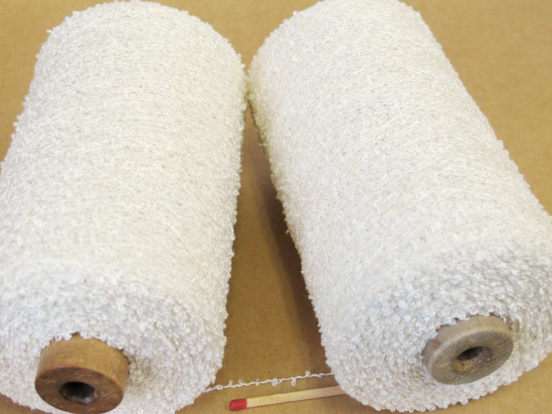 小さくてかわいいループが印象的なシルク100％の糸です。 細めの糸ですので、他の糸に添えて作品の表情に変化をつけてみたり、2本取り、3本取りにされるのもいいかと思います。 またループの変化を活かしてレース調の透かしのある作品にしても涼しげで...