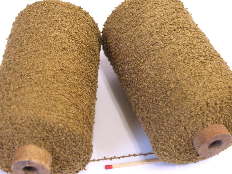 小さくてかわいいループが印象的なシルク100％の糸です。 細めの糸ですので、他の糸に添えて作品の表情に変化をつけてみたり、2本取り、3本取りにされるのもいいかと思います。 またループの変化を活かしてレース調の透かしのある作品にしても涼しげで...