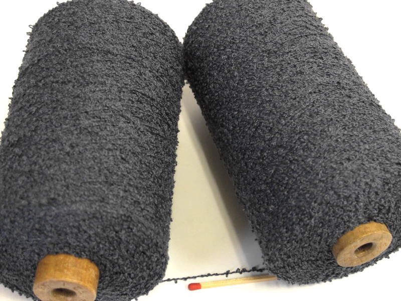 小さくてかわいいループが印象的なシルク100％の糸です。 細めの糸ですので、他の糸に添えて作品の表情に変化をつけてみたり、2本取り、3本取りにされるのもいいかと思います。 またループの変化を活かしてレース調の透かしのある作品にしても涼しげで...