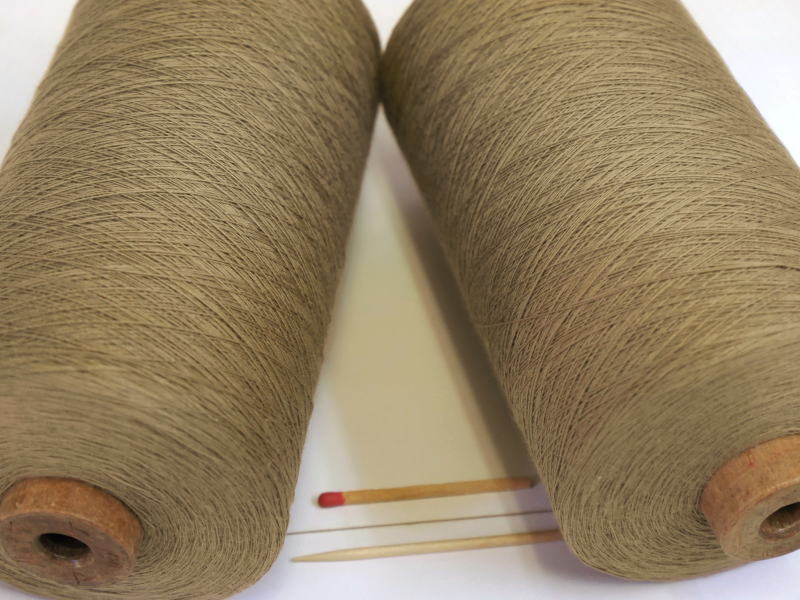エジプト綿と並んで綿糸の中でも最上位に位置する高品質の綿糸であるスーピマ綿は超長綿というわたの繊維長が長い綿で、滑らかな手触りが特徴的な糸です。 60番手の糸を4本撚糸した糸で色展開がある綿糸の中では最も細いシリーズになります。 ほのかな艶...