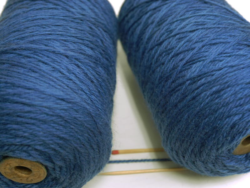ビギナーさんからベテランさんまで扱いやすい太さで手織りにも手編みにもオススメの毛糸です。 太めの糸ですので作品がどんどん出来上がるのを実感できて、ますますやる気になれますね。 ふっくらとした肌触りの良い糸ですので、お子さんやお孫さんなど小さ...