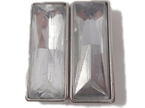 　 サイズ 0.8×2.2cm_3個入り 色 クリスタル 商品説明 クリスタルのツメ有りのビジュー（アクリルビーズ ラインストーン）です。石座に針を通すための穴が空いていますのでこちらから縫いつける形でリメイク・手芸にご利用ください。キラキ...