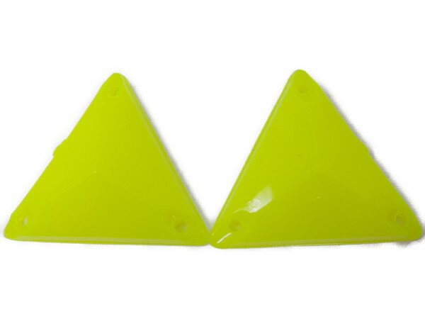サイズ2.5×2.5cm_3個入り色黄色（イエロー）商品説明黄色（イエロー）のビジュー（アクリルビーズ ラインストーン）です。両脇に穴が2つ空いていますので、こちらから縫いつける形でリメイク・手芸にご利用ください。ダンスやフィギアスケート・...