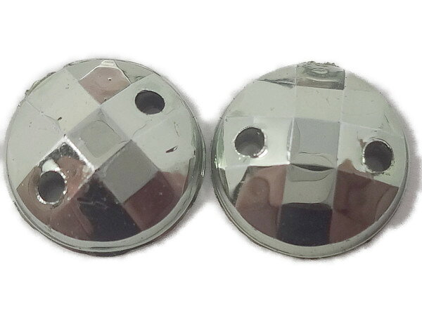 サイズ0.8×0.8cm_10個入り色銀色（シルバー）商品説明銀（シルバー）のビジュー（アクリルビーズ ラインストーン）です。両脇に穴が2つ空いていますので、こちらから縫いつける形でリメイク・手芸にご利用ください。※アクリルのため多少キズが...