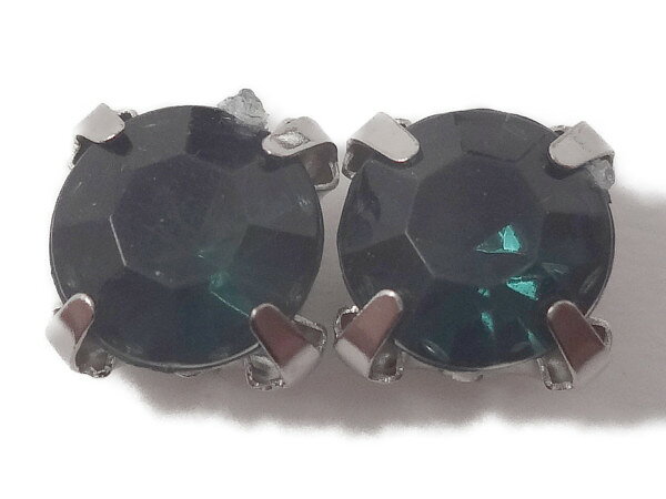 サイズ 0.6×0.6cm_20個入り 色 緑色（グリーン） 商品説明 緑色（グリーン）のツメ有りのビジュー（アクリルビーズ ラインストーン）です。石座に針を通すための穴が空いていますのでこちらから縫いつける形でリメイク・手芸にご利用くださ...