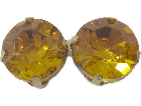 サイズ 1.2×1.2cm_3個入り 色 黄色（イエロー） 商品説明 黄色（イエロー）のビジューのツメ有りのビジュー（アクリルビーズ ラインストーン）です。 金色（ゴールド）の石座のツメ有りビジューです。ゴージャスな印象を出したい作品のご制...