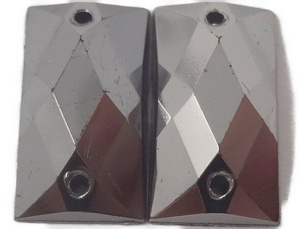 サイズ0.8×1.3cm_7個入り色銀色（シルバー）商品説明銀色のビジュー（アクリルビーズ ラインストーン）です。両脇に穴が2つ空いていますので、こちらから縫いつける形でリメイク・手芸にご利用ください。キラキラと輝きますので、ダンスやフィギ...