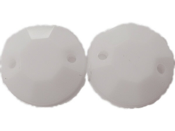 サイズ1.1×1.1cm_16個入り色白（ホワイト）商品説明白（ホワイト）のビジュー（アクリルビーズ ラインストーン）です。両脇に穴が2つ空いていますので、こちらから縫いつける形でリメイク・手芸にご利用ください。キラキラと輝きますので、ダン...