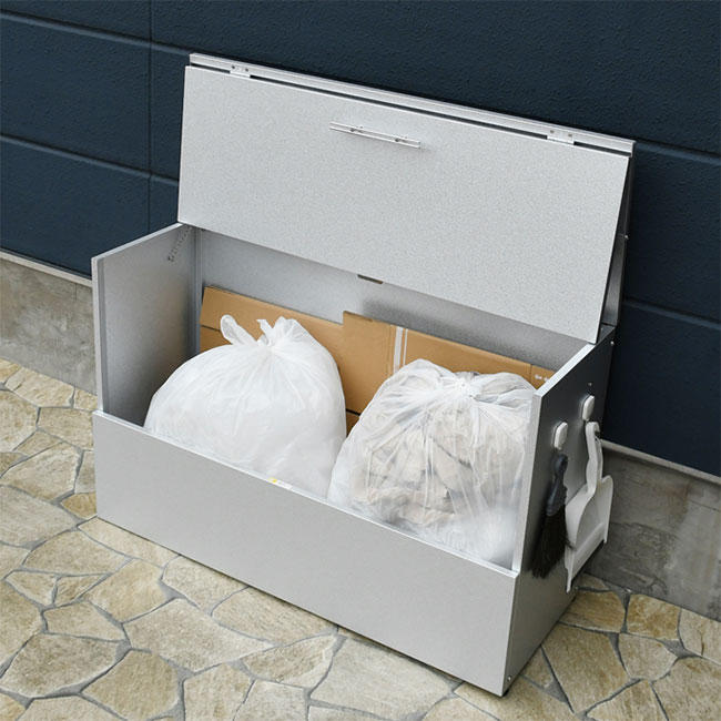 オールガルバ製ゴミ保管庫 幅100奥行38cmの解説 家庭ごみや段ボール、ガーデニングや掃除用具の屋外収納に。 ■雨水が入りにくく大きなゴミが入れやすい構造 フタを上部に引き上げると、前面板の半分以上からガバっと開きます。 ■雨やキズに強い...