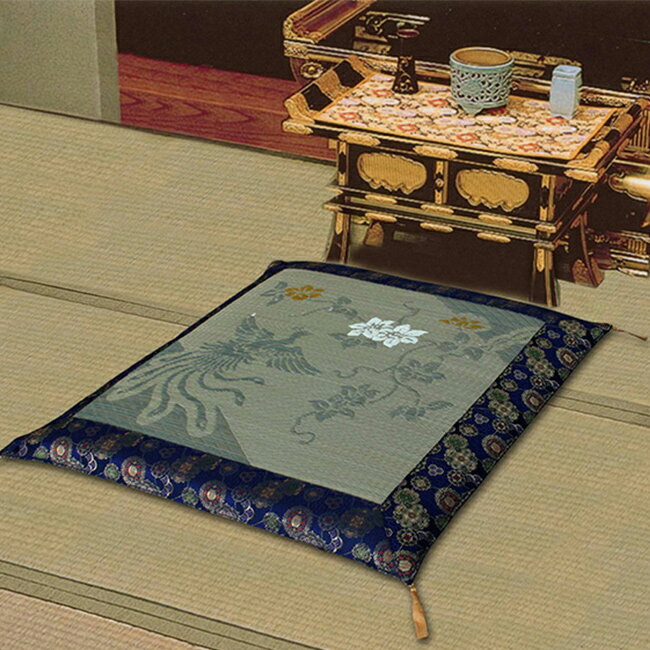リバーシブルイグサ座布団の解説 高級金襴地の仏壇前専用の座布団。 夏はい草面を使い、その他の季節は反対の金襴地でオールシーズン使えるリバーシブルとなっています。 片面はい草で鳳凰柄織り込みとなっており、もう片面は紺色小柄デザインで高級金襴地...