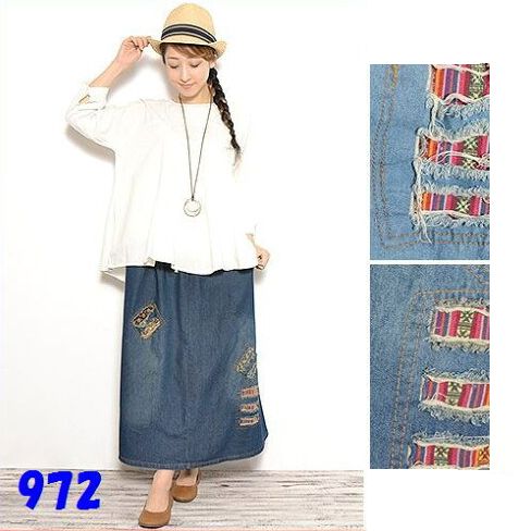 ダメージ風の可愛いエスニックのスカートです。生地は厚くもなく薄くもなくちょうどいい感じの厚さです。春・夏・秋向きの生地です。 カラーは二色からお選びください。 サイズ：F(フリー) カラー：ライトブルー ・ブルー 素材：綿100％ 生産国：...