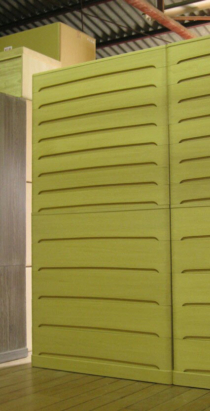 下記、商品金額の下の赤文字の「送料無料」 は本州のみです。 ※北海道・四国・九州・沖縄・その他の離島・過疎地は別途運賃かかります。 ※お届けは玄関先までですが設置(有料)を希望のお客様はお尋ねください。 ●天板に地震対策の転倒防止ベルトを取...