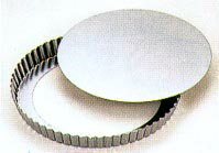 材　質：スチールクロームメッキ商品サイズ：（約）直径240X高さ23mm容　量：（約）1100ml出来上がった物を簡単に取り出しできます。タルトやパイを皿型に焼き上げます。サクサクもろい生地でも底抜け式だから安全に取り出せます。タルト皿なの...